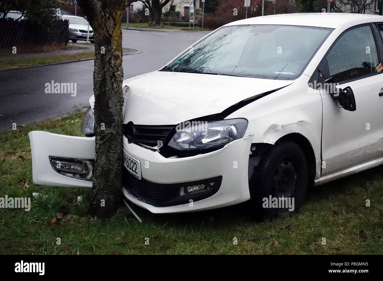 Car accident tree hi-res stock photography and images - Alamy