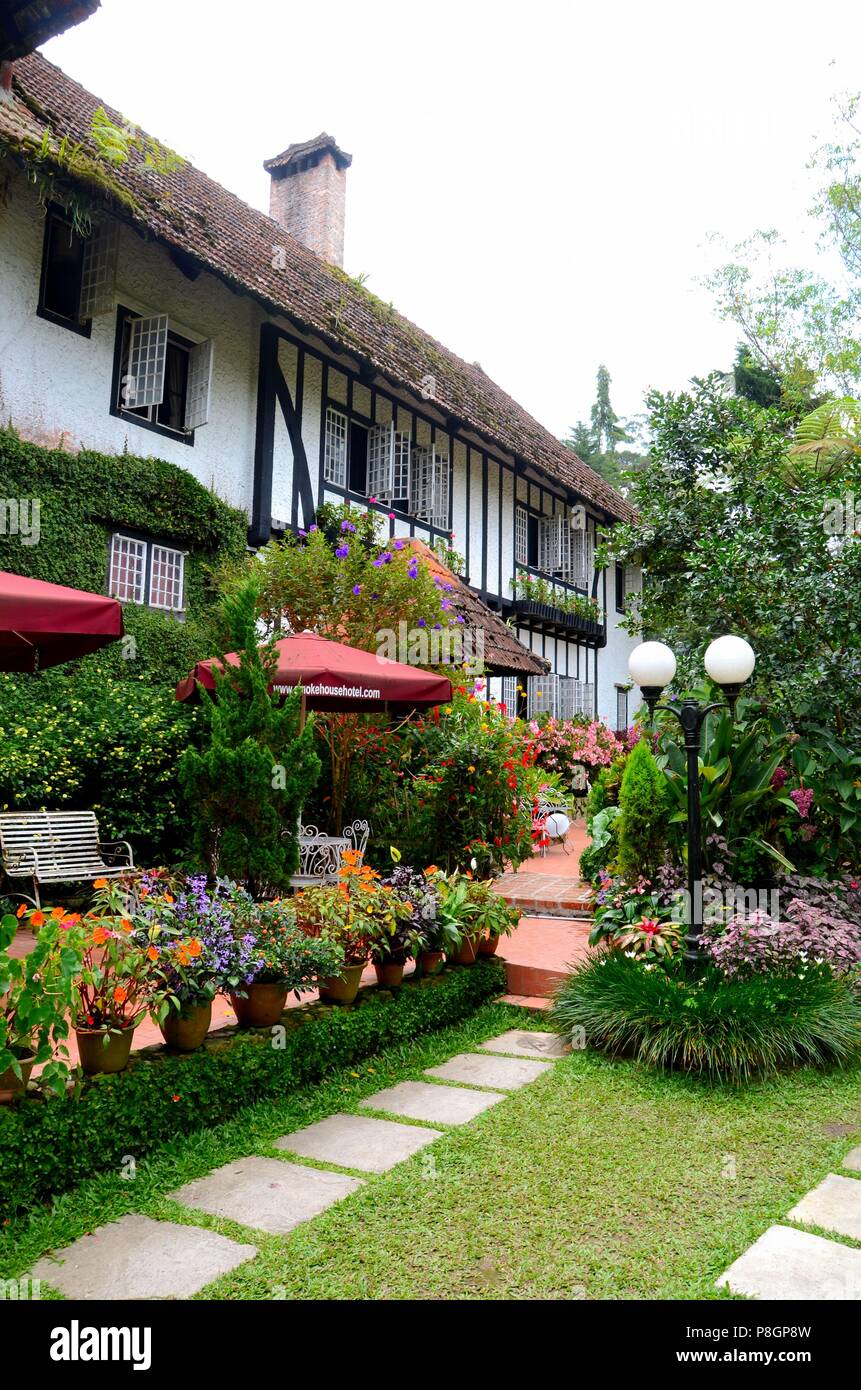 Rear garden and seating area of colonial bungalow Ye Olde Smokehouse ...