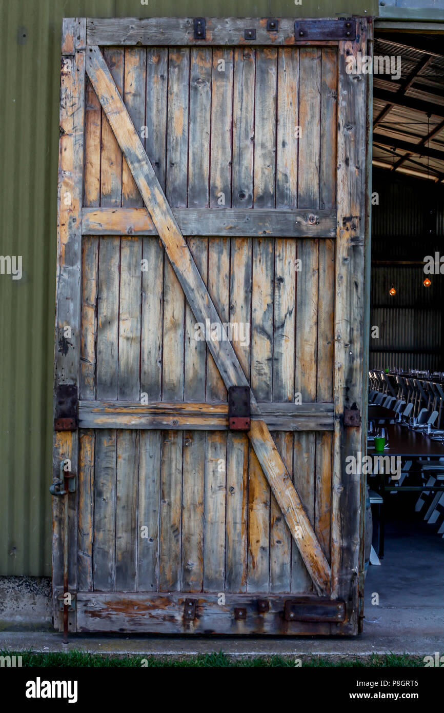 Wooden old gate farmhouse hi-res stock photography and images - Alamy