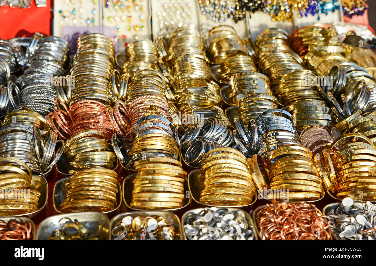 Bangles in Indian market Stock Photo - Alamy