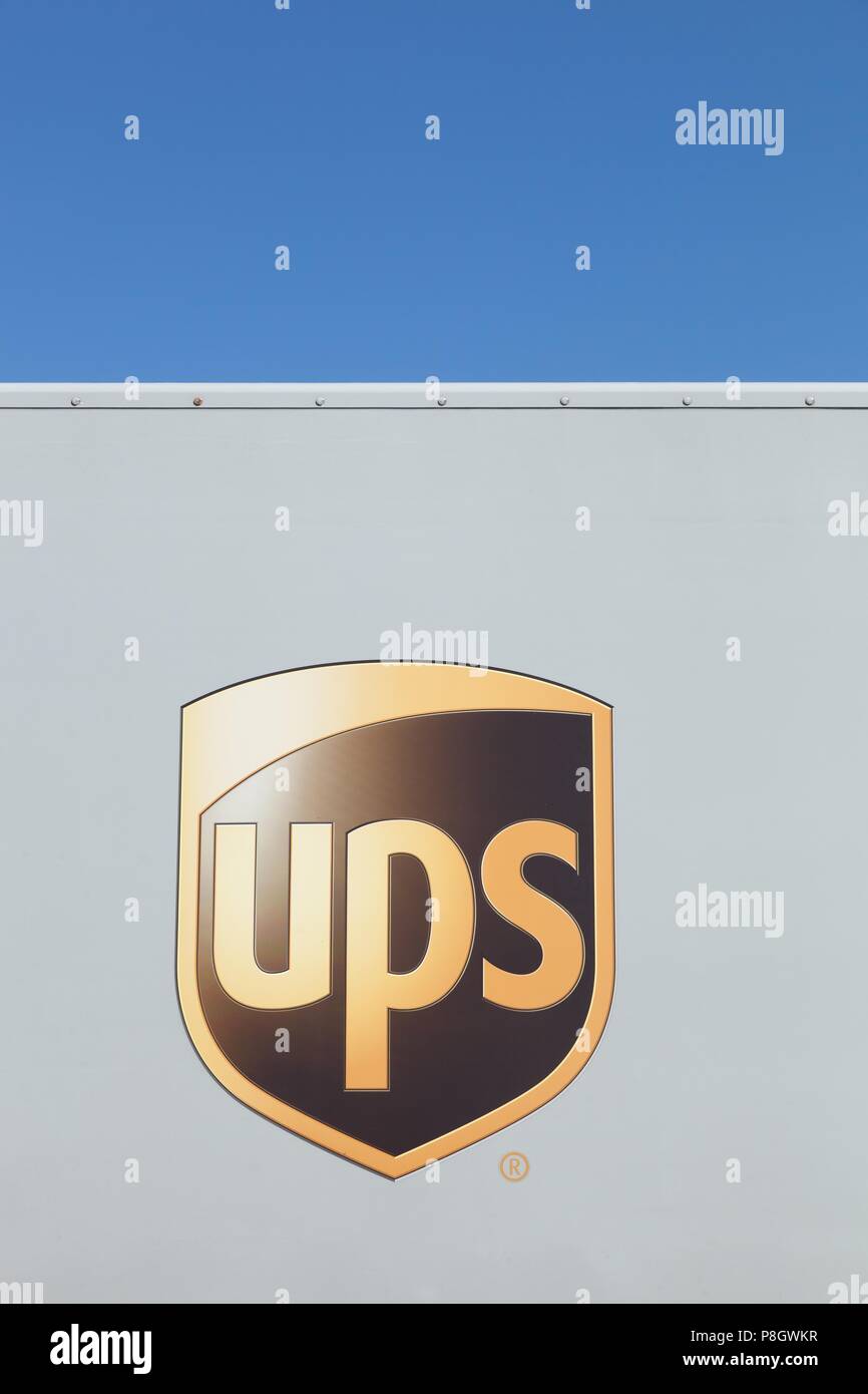 Ups global shipping hi-res stock photography and images - Alamy
