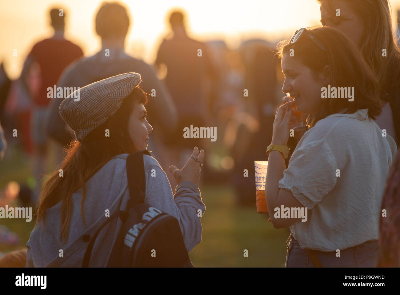 Smoking girls hi-res stock photography and images - Alamy