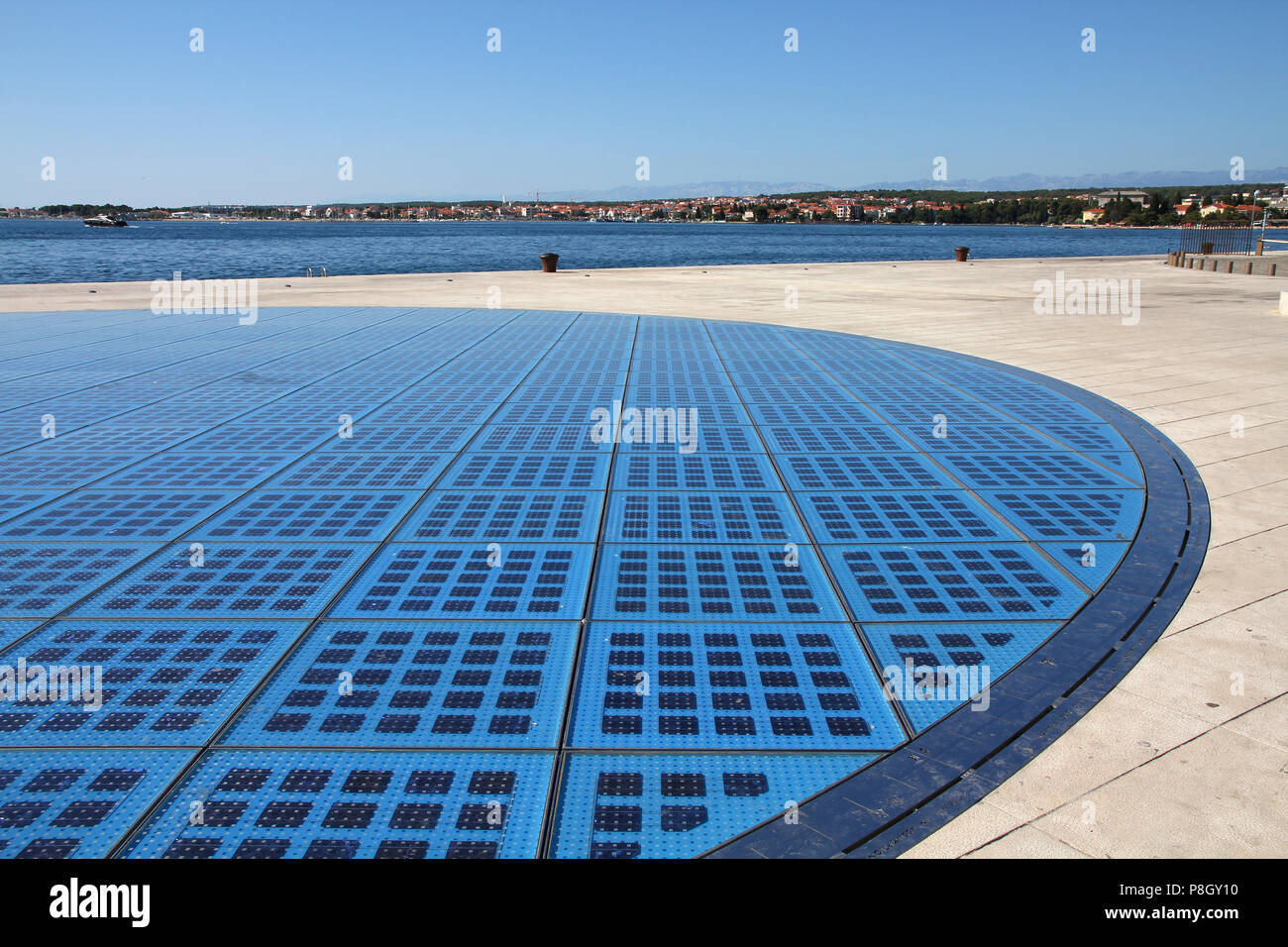 Solar array panel hi-res stock photography and images - Alamy