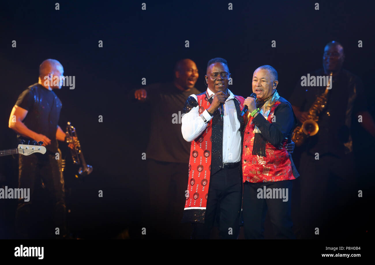 Philip bailey earth wind fire hi-res stock photography and images - Alamy