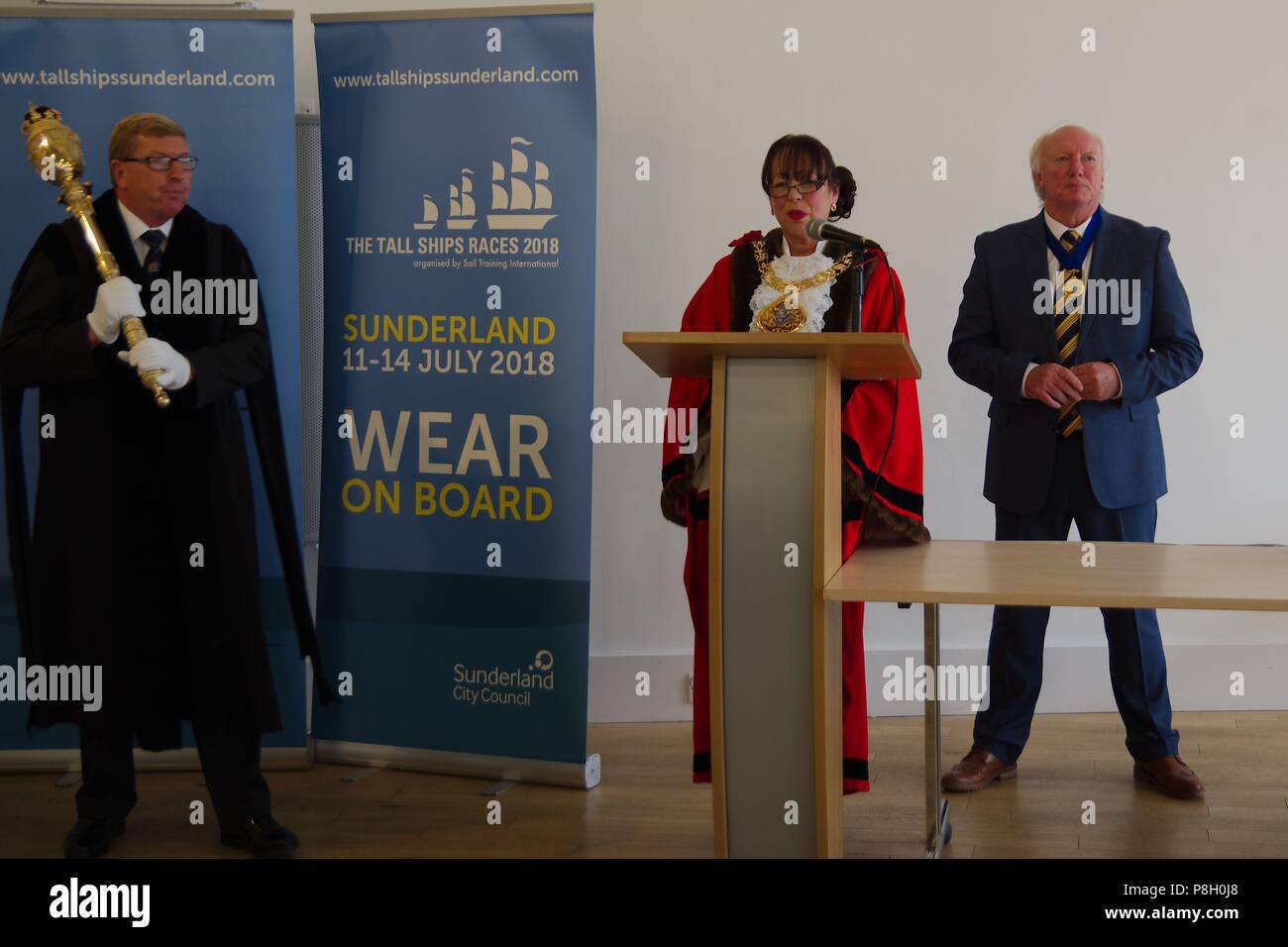 Mace bearer hi-res stock photography and images - Alamy