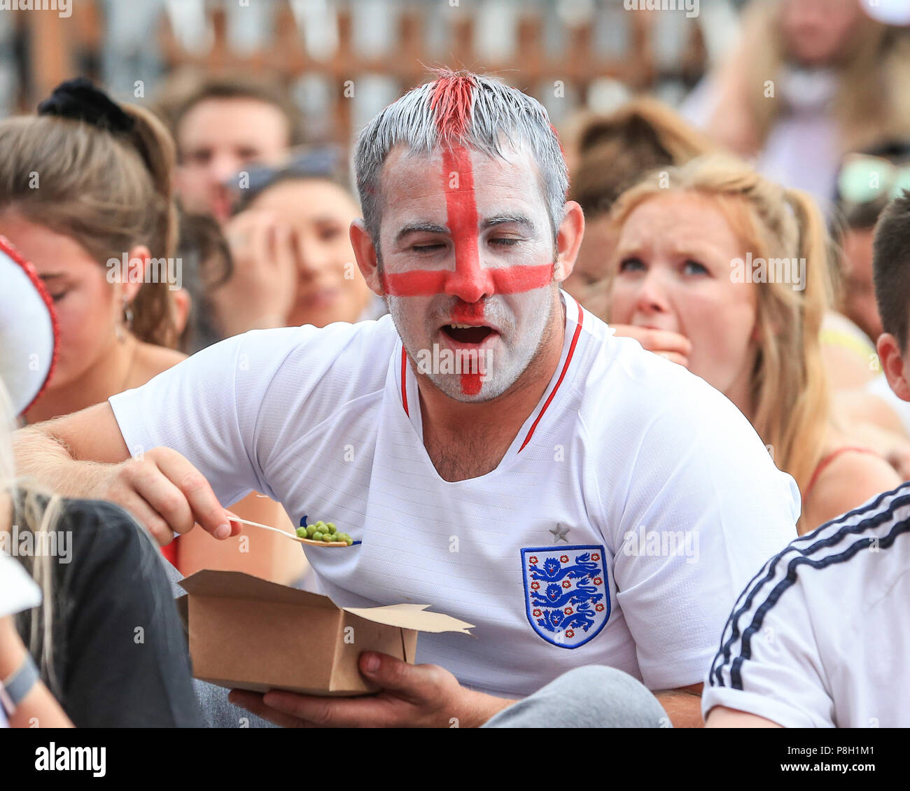 Drunk england football fan hi-res stock photography and images - Alamy