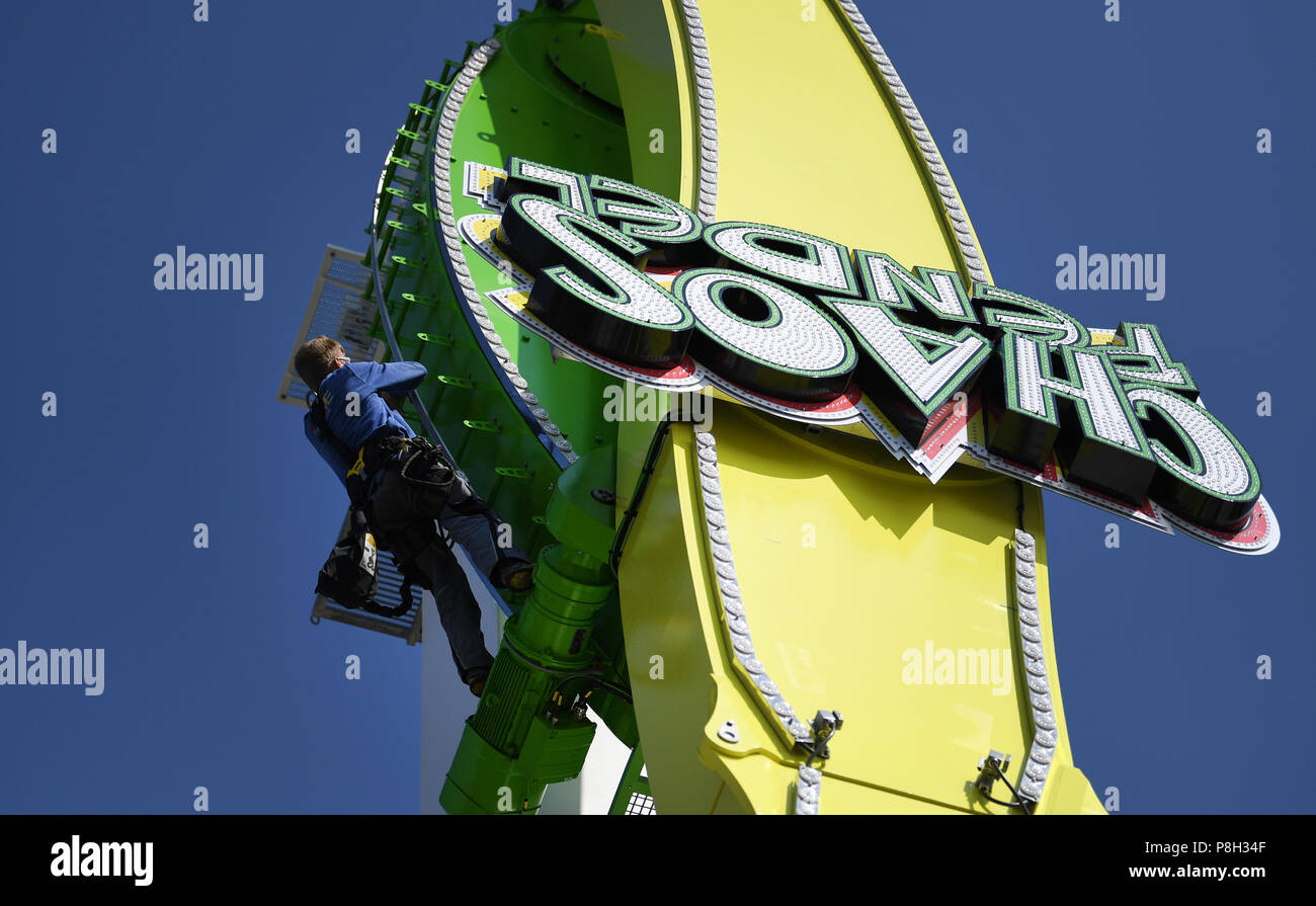 Dueseldorf, Germany. 11th July, 2018. Technicians climb up the ride ...