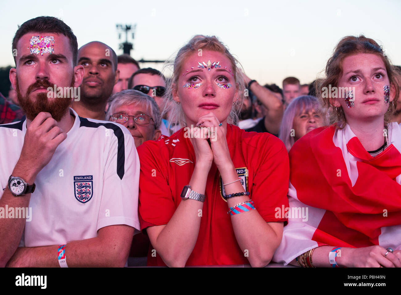 Crying fans hi-res stock photography and images - Alamy