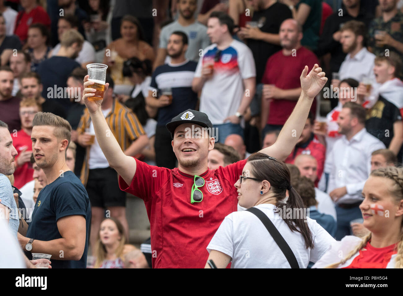 England flag face paint crying hi-res stock photography and images - Alamy