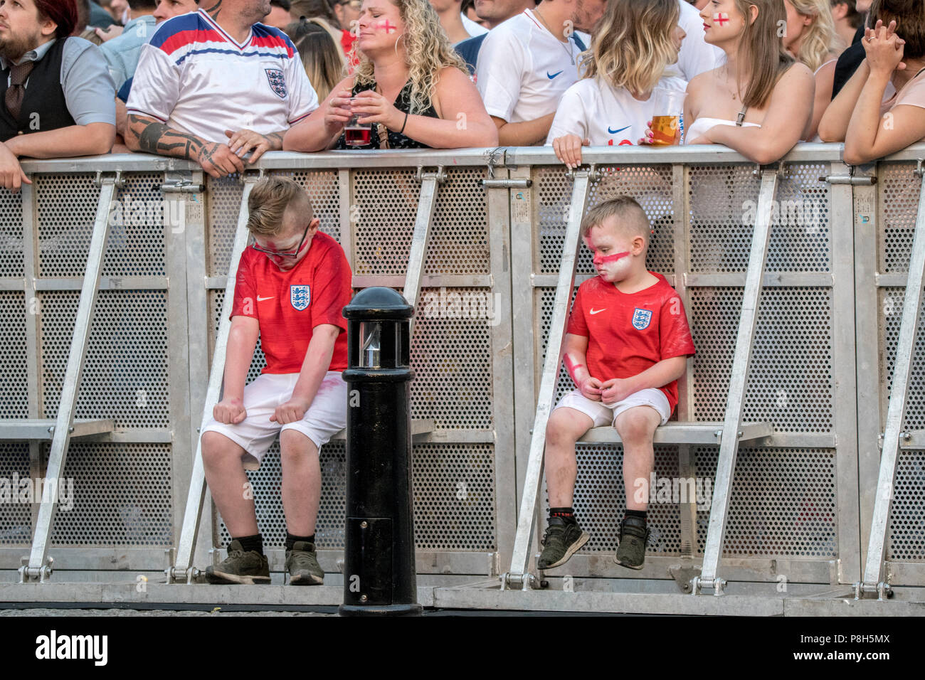 England flag face paint crying hi-res stock photography and images - Alamy