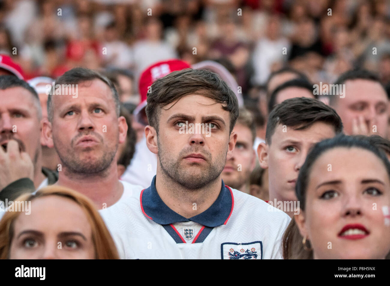 England flag face paint crying hi-res stock photography and images - Alamy
