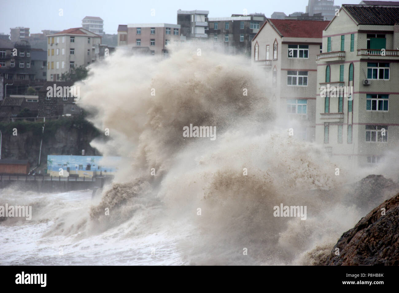 Wenlin, Wenlin, China. 12th July, 2018. Wenling, CHINA-Big wave hits ...