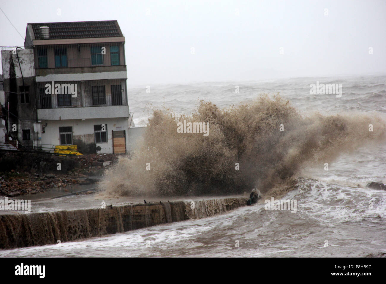 Wenlin, Wenlin, China. 12th July, 2018. Wenling, CHINA-Big wave hits ...