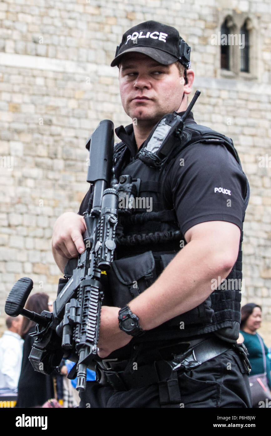 Armed police outside windsor castle hi-res stock photography and images ...