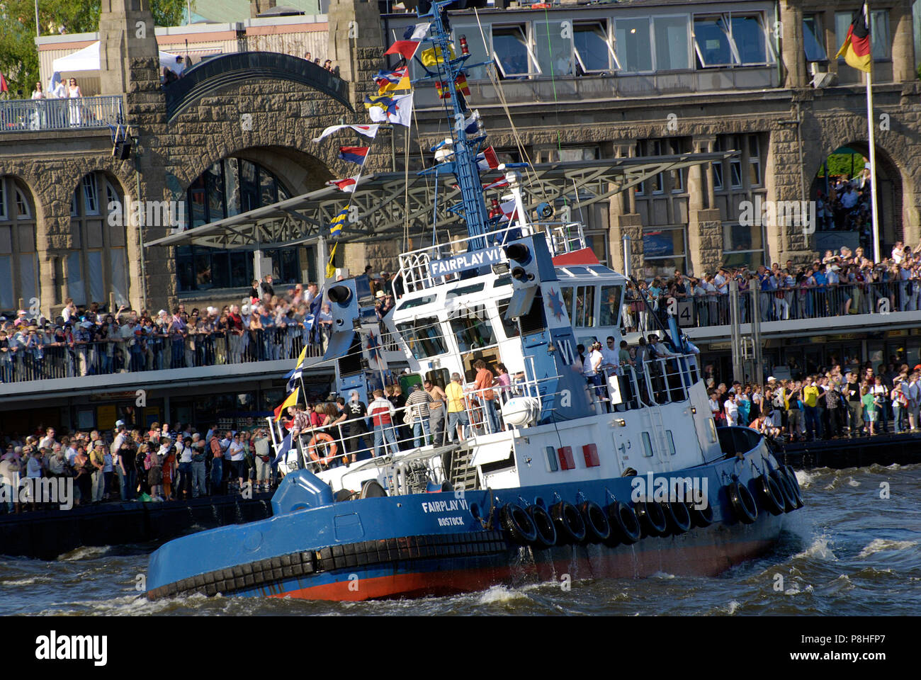 Hafengeburtstag in Hamburg. Schlepper tanzen auf der Elbe. Harbor ...