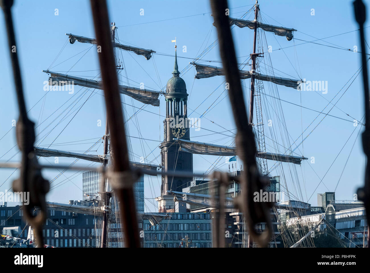 Der Michel, das Wahrzeichen der Hafenstadt Hamburg Stock Photo - Alamy