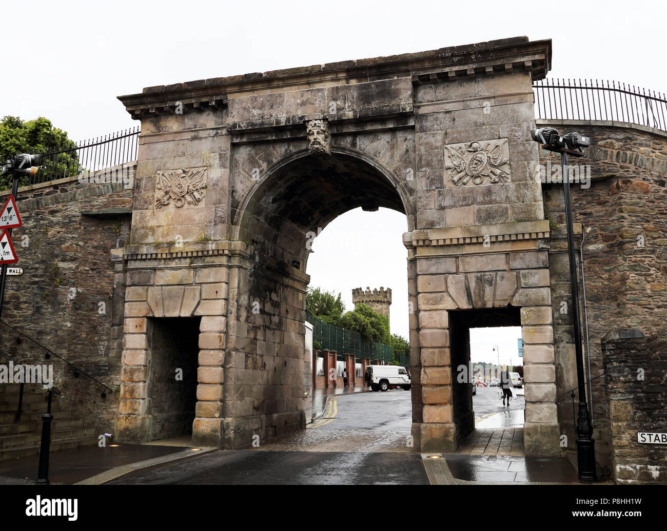 The Bishops Gate of the Derry Wall Stock Photo - Alamy