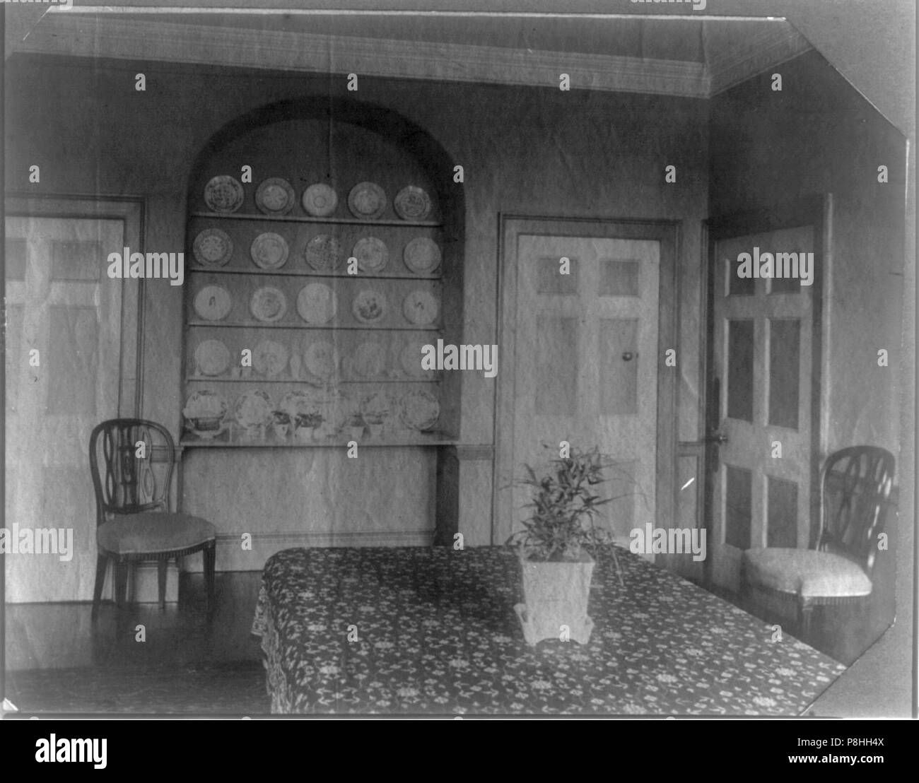 96 Cheyne Walk - Recess opposite windows in dining room Stock Photo - Alamy