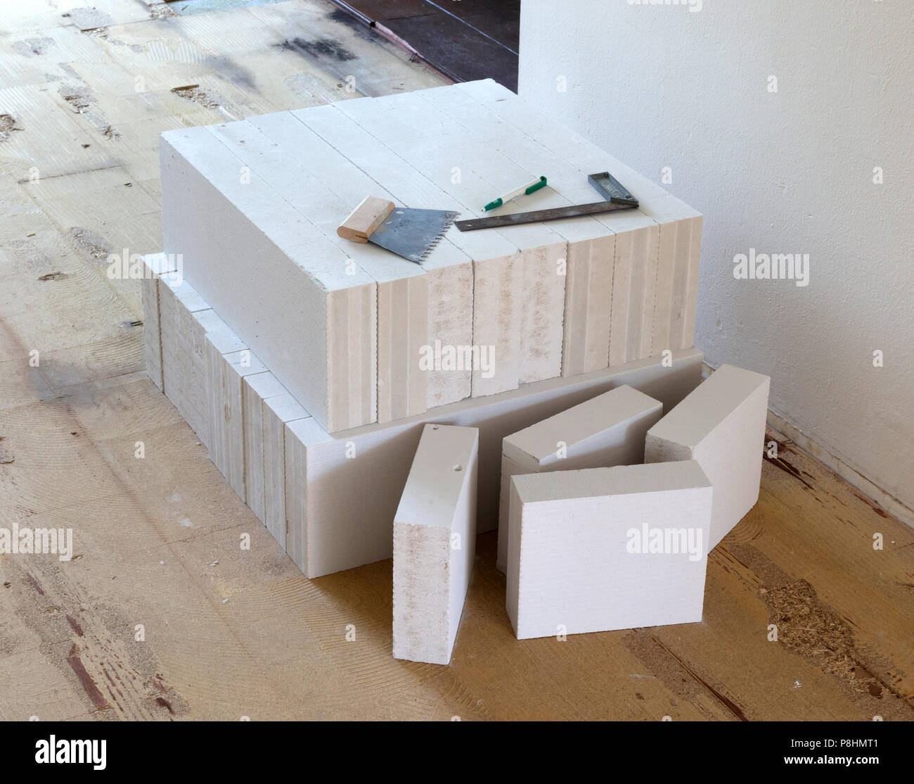 Building a small wall with lightweight concrete blocks - Do it yourself ...