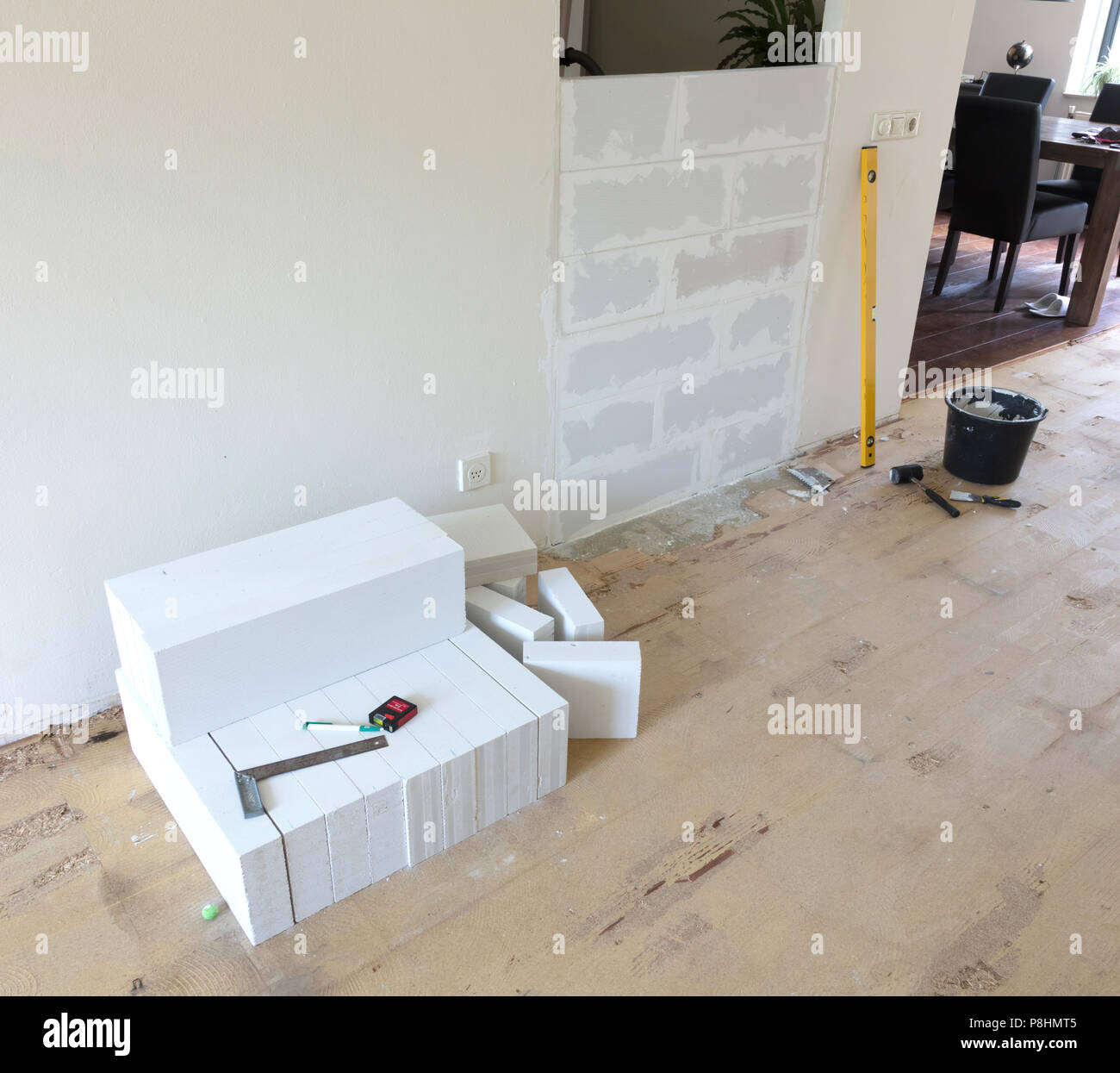 Building a small wall with lightweight concrete blocks - Do it yourself ...