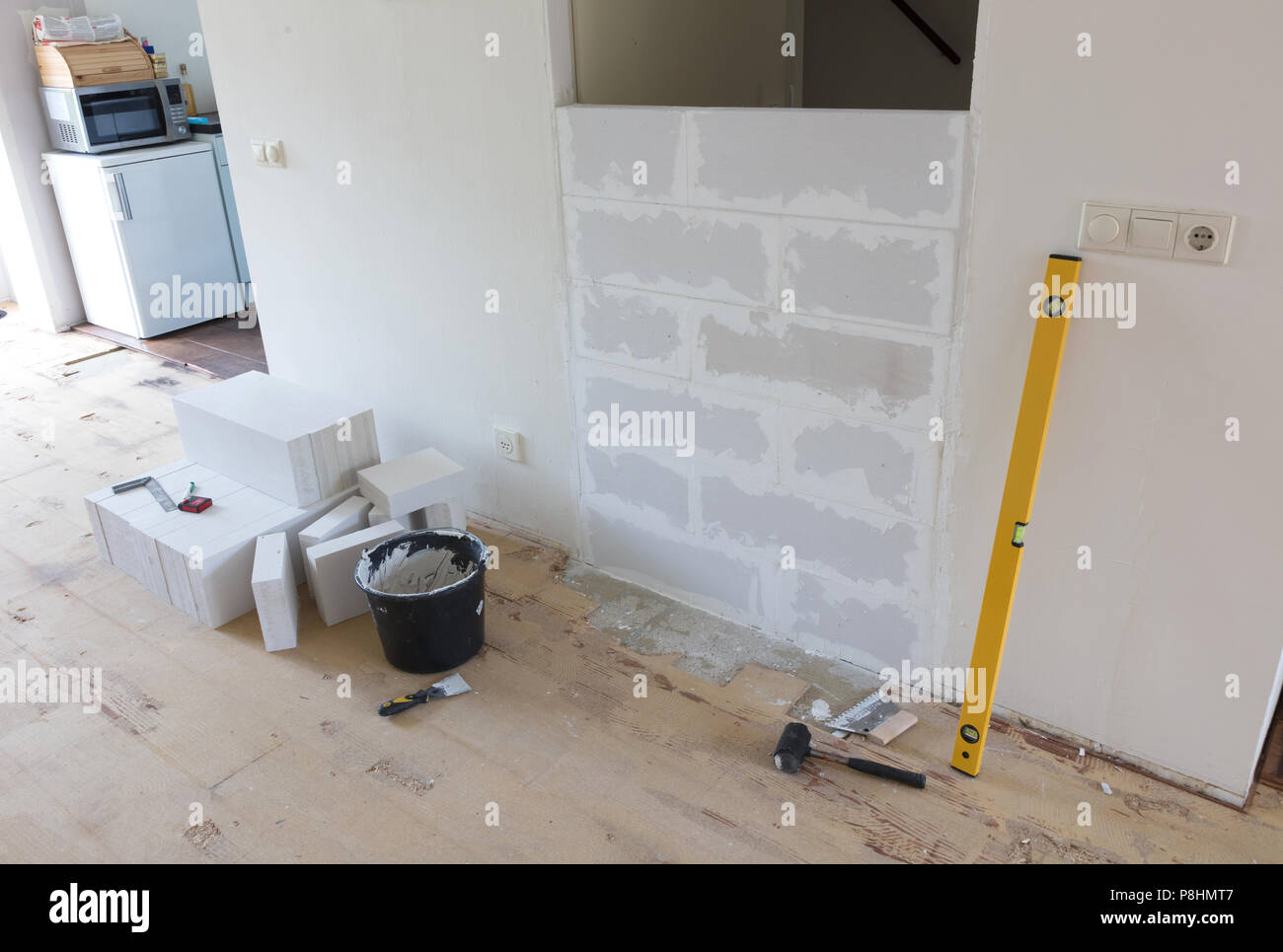 Building a small wall with lightweight concrete blocks - Do it yourself ...