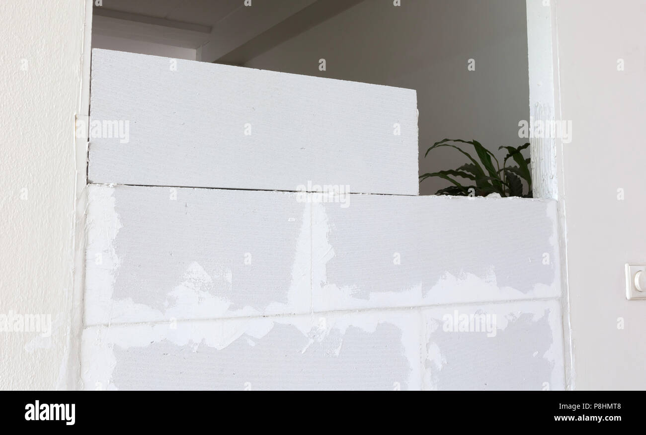 Building a small wall with lightweight concrete blocks - Do it yourself ...