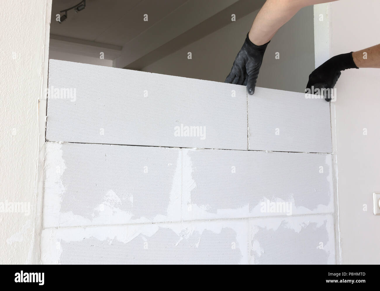 Building a small wall with lightweight concrete blocks - Do it yourself ...