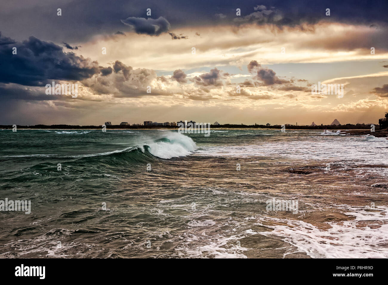 Wave coming into shore hi-res stock photography and images - Alamy