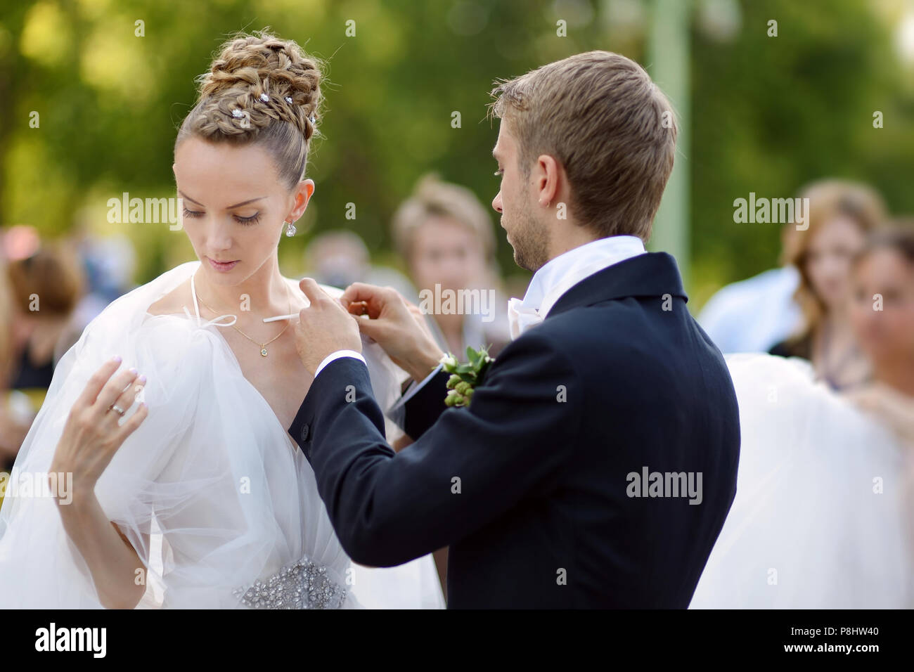 Bride and groom ready to get married hi-res stock photography and ...