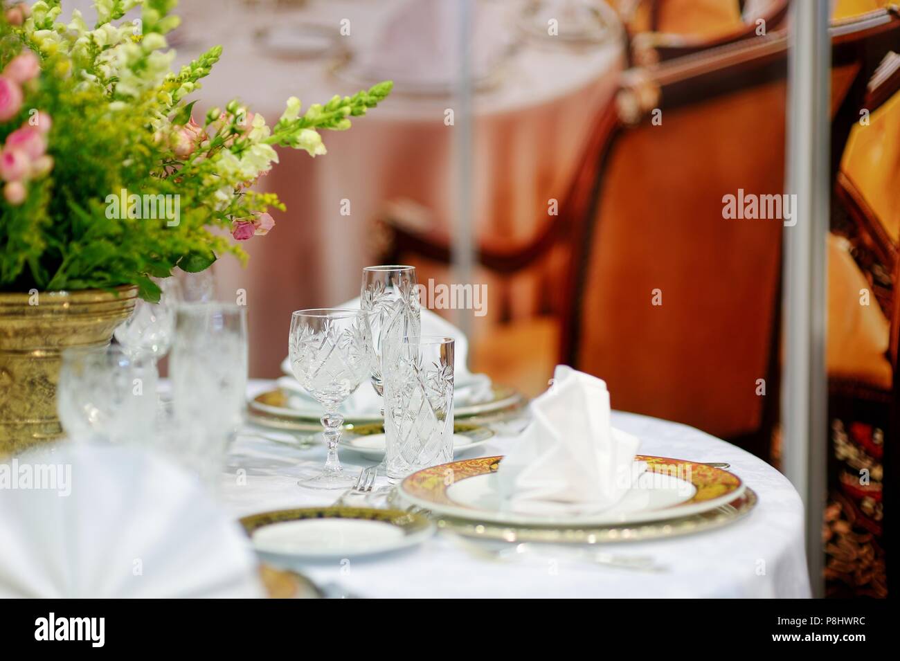 Table setting for an event party or wedding reception Stock Photo - Alamy