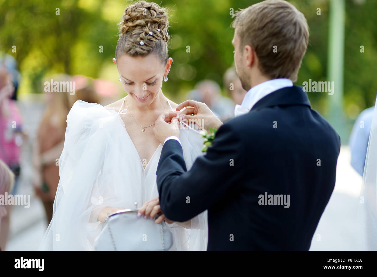 Getting ready for a wedding hi-res stock photography and images - Alamy