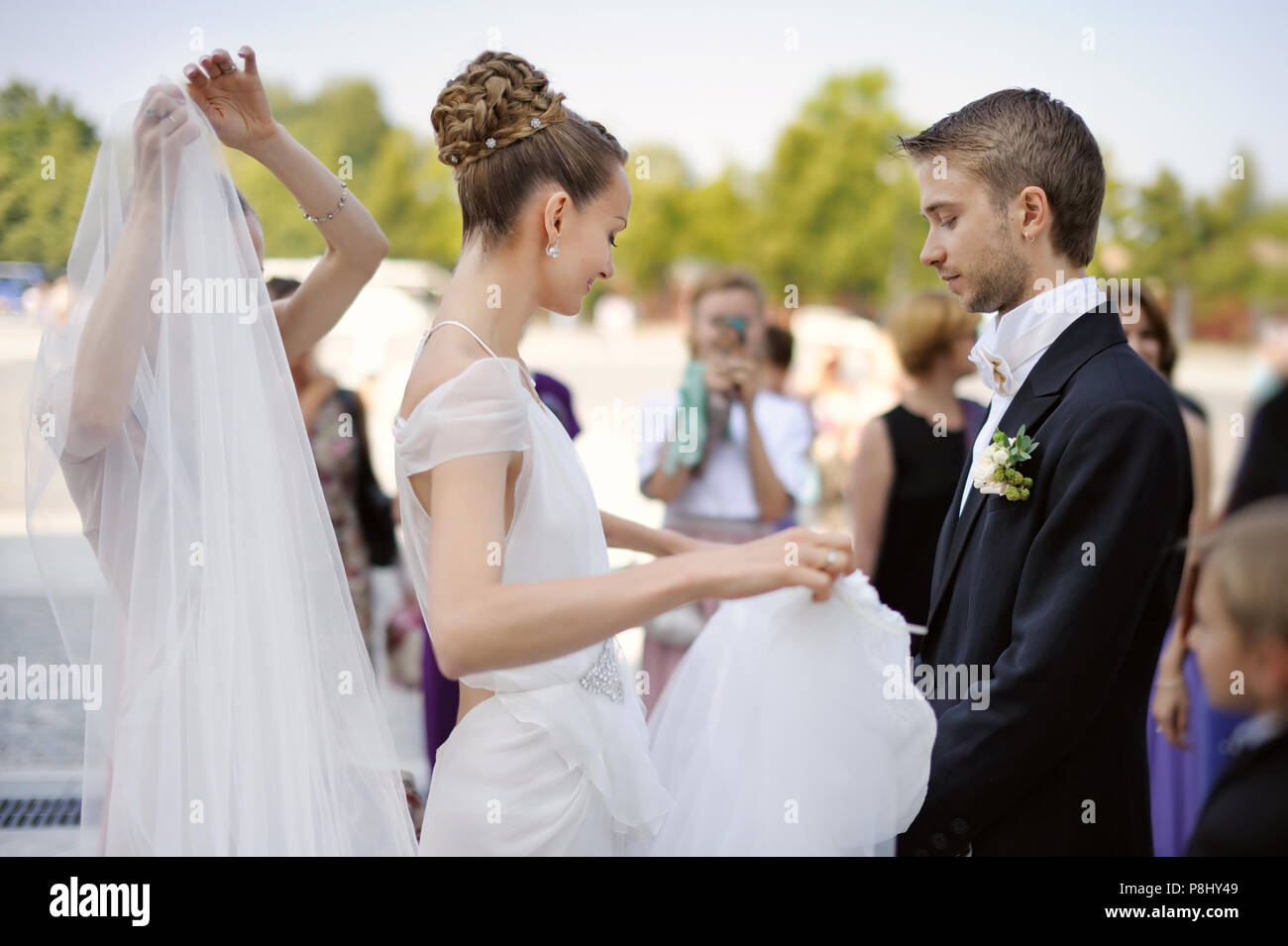 Bride and groom ready to get married hi-res stock photography and ...