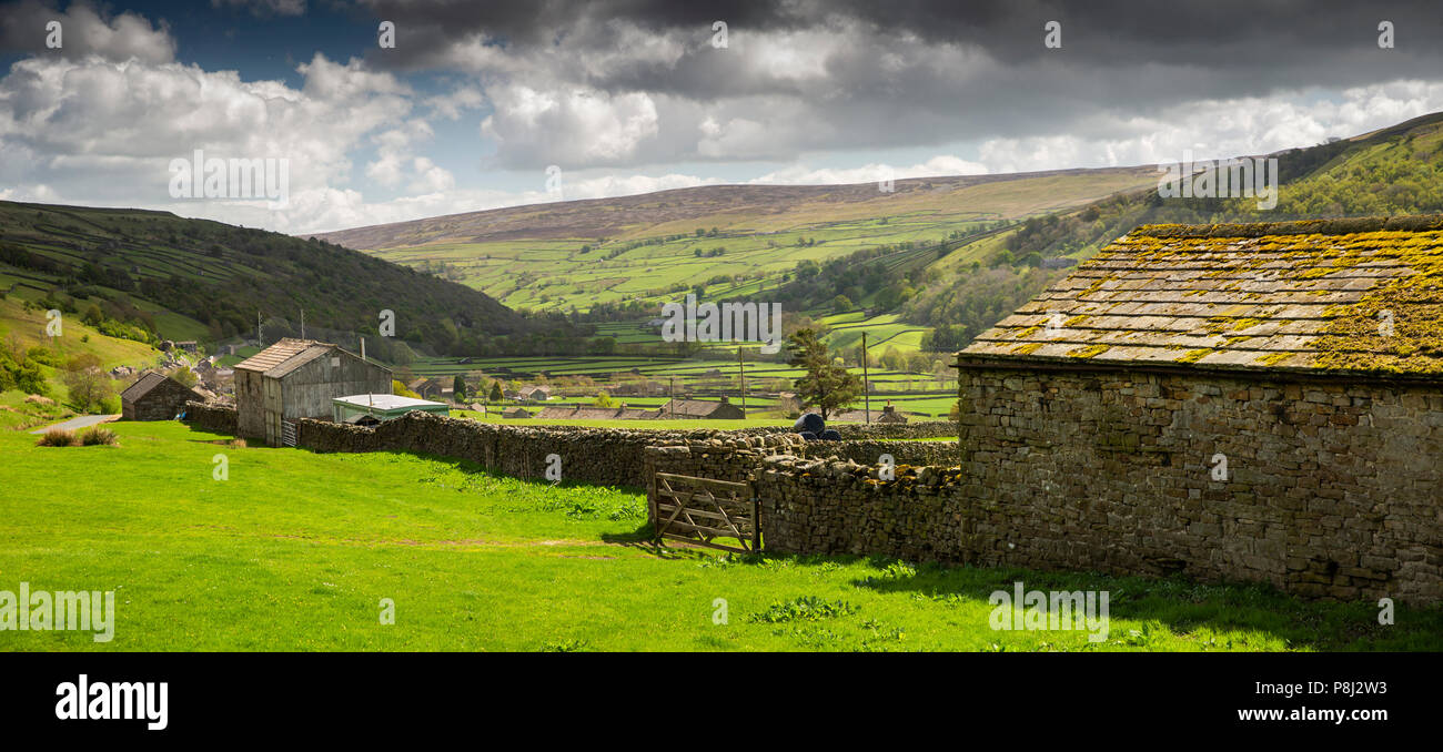 UK, England, Yorkshire, Swaledale, Dyke Heads, Gunnerside village from ...
