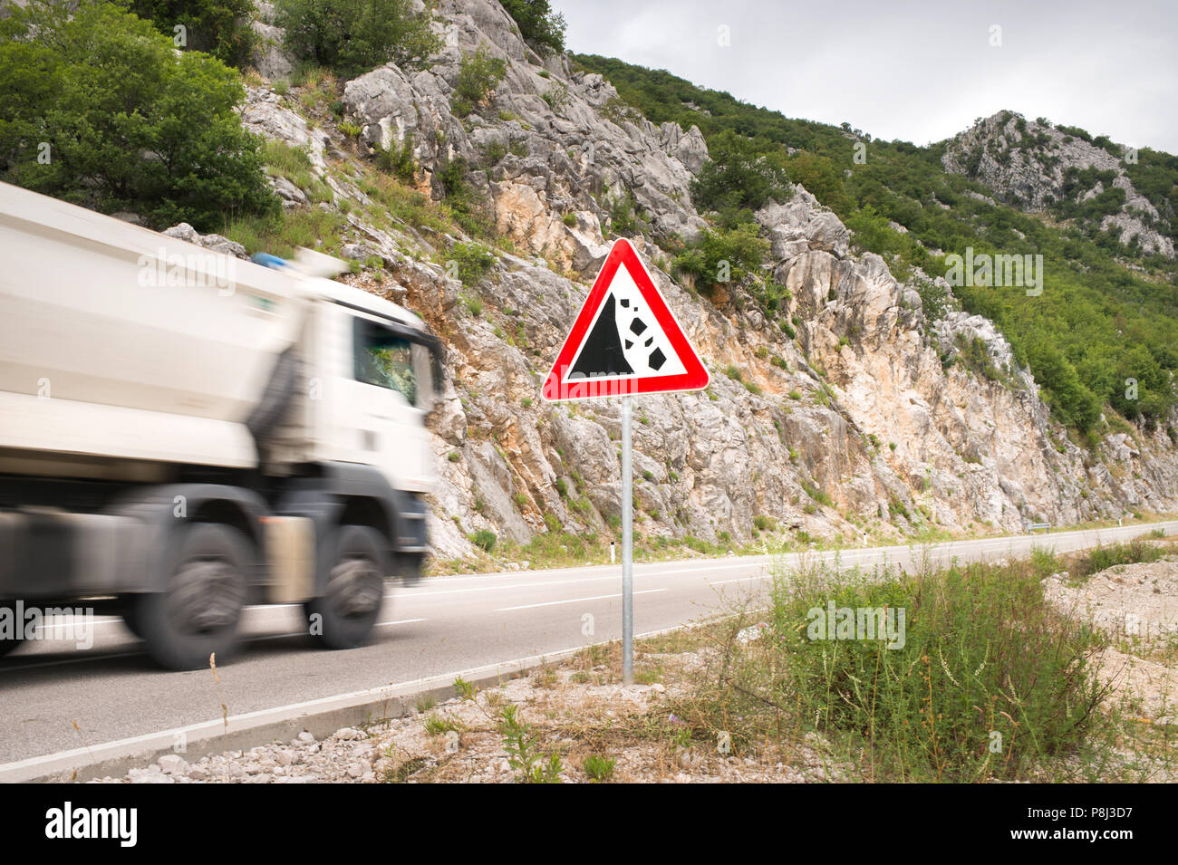 Landslide caution sign hi-res stock photography and images - Alamy