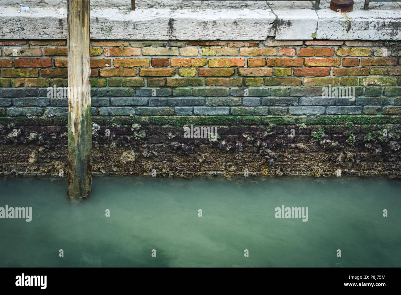 Venice wall textures hi-res stock photography and images - Alamy