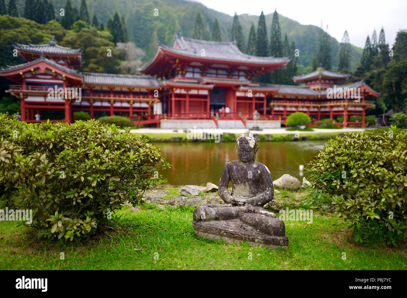 Byodo in temple buddha hi-res stock photography and images - Alamy