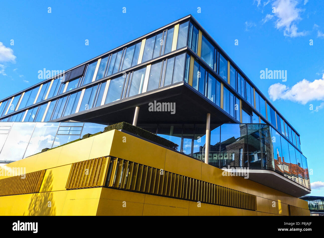 Front side building hi-res stock photography and images - Alamy