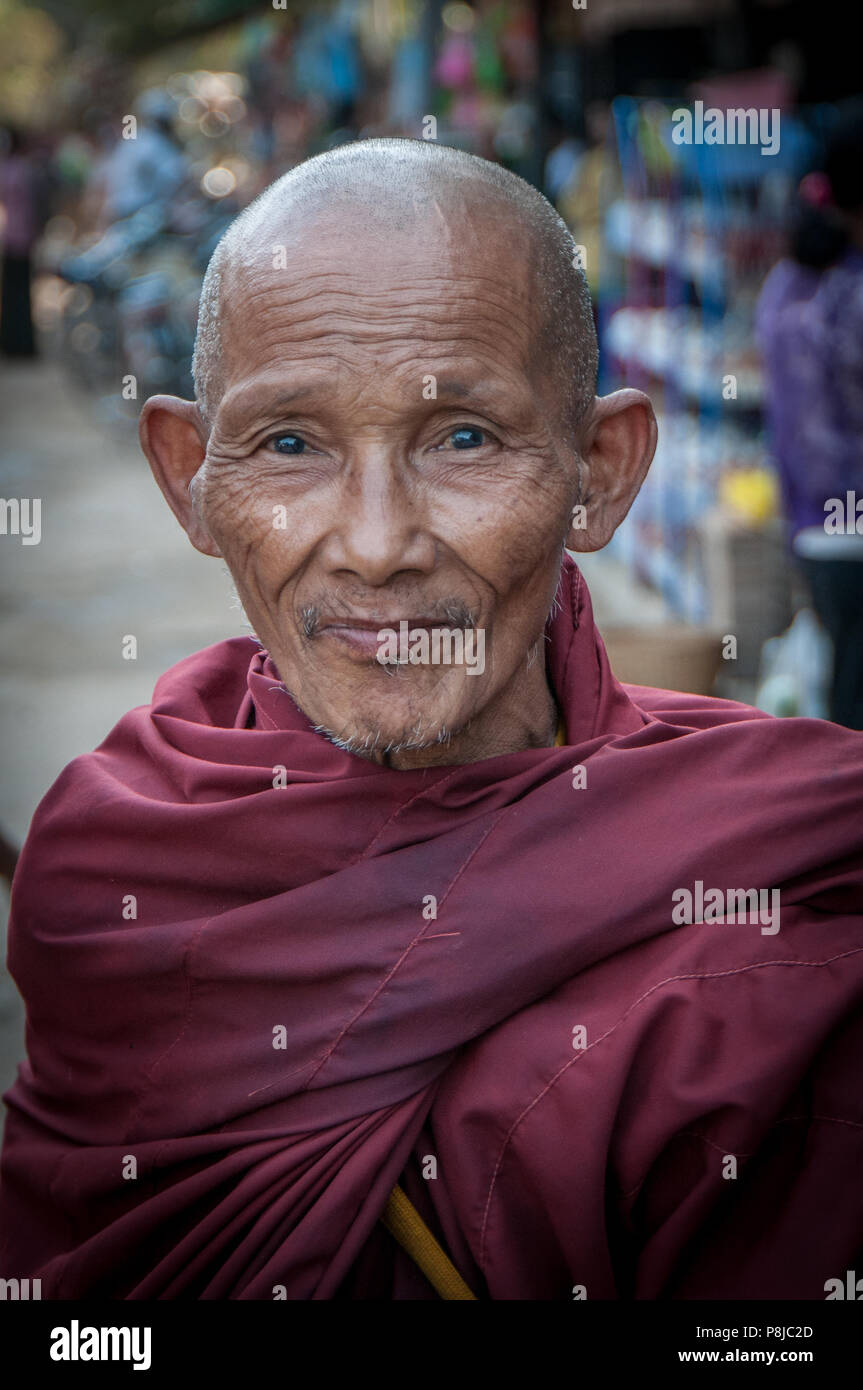 Burmese monk in the market Stock Photo - Alamy