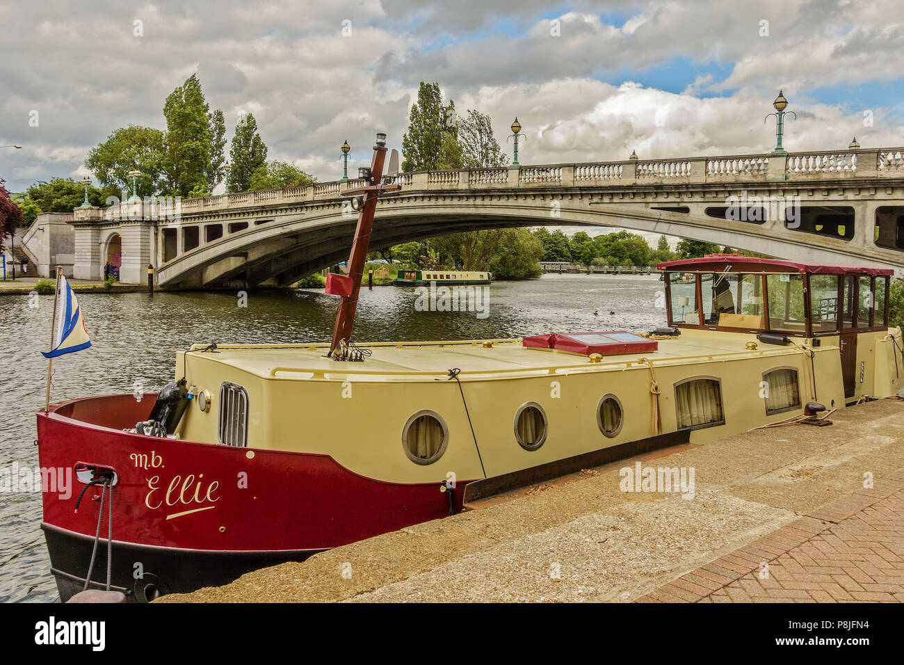 Reading bridge berkshire hi-res stock photography and images - Alamy