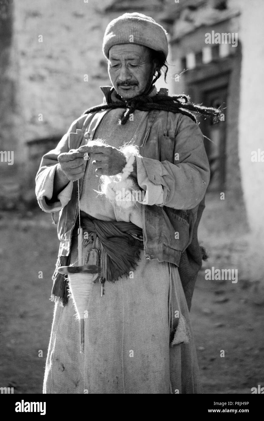 Drop spindle hi-res stock photography and images - Alamy