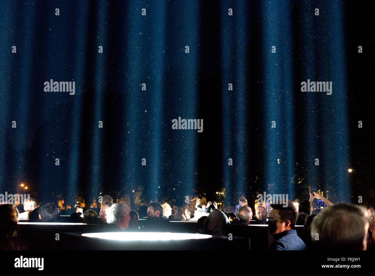 Installation beam hi-res stock photography and images - Alamy