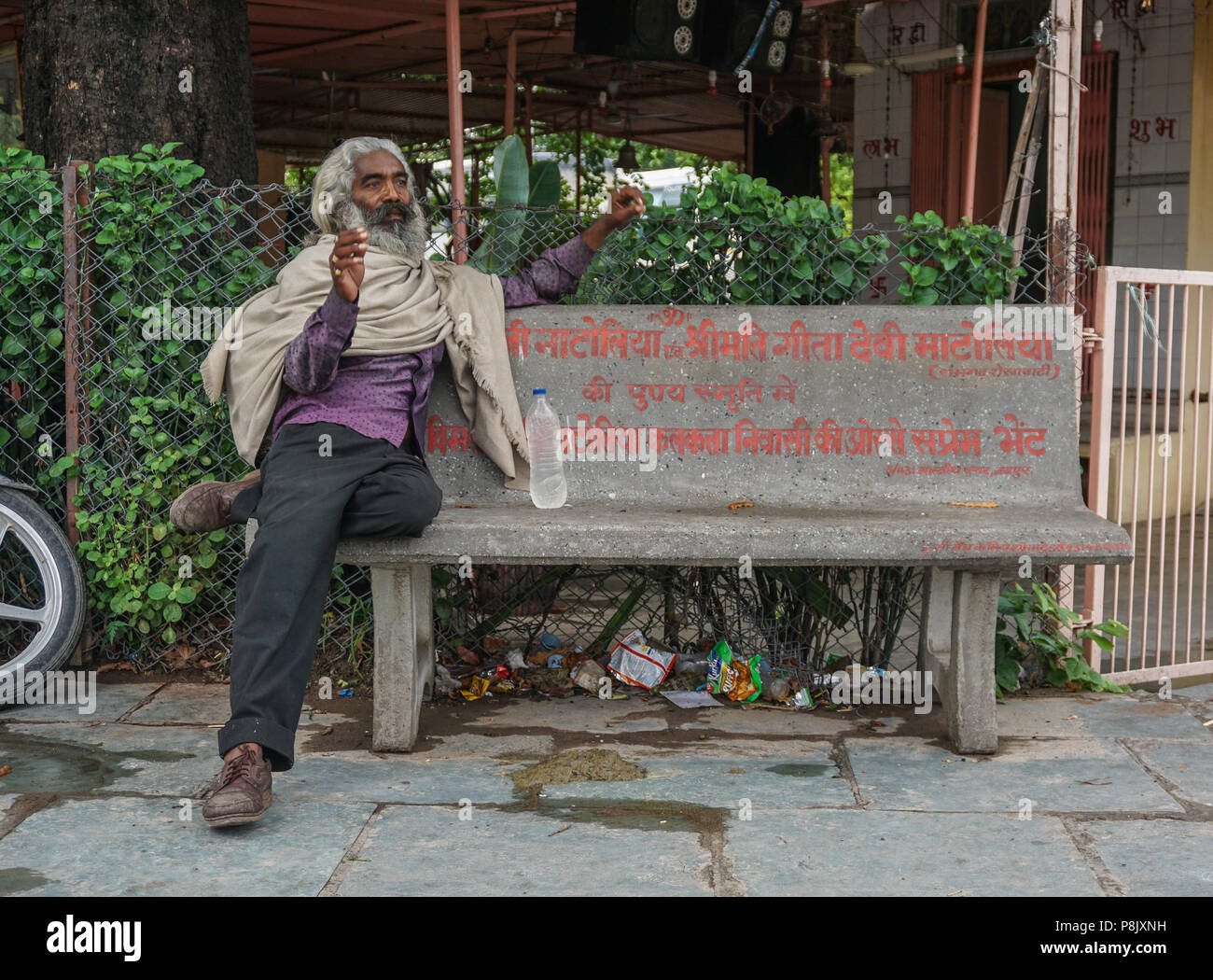 Homeless sleeping on sidewalk india hi-res stock photography and images ...
