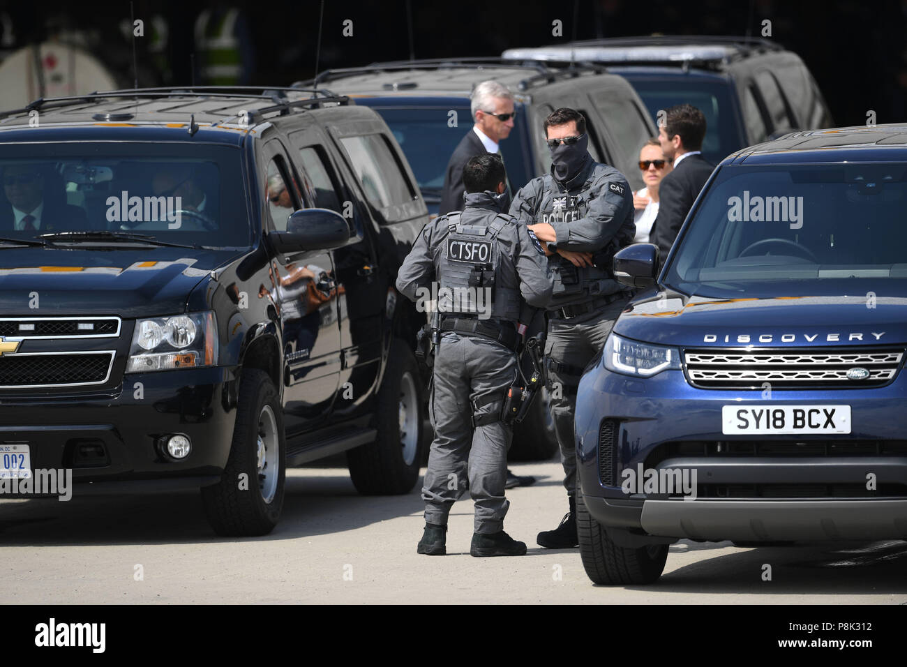 Metropolitan police counter terrorist specialist firearms officers wait ...