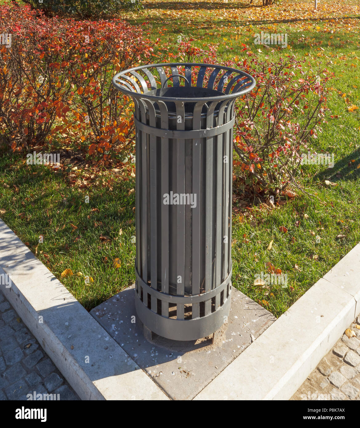 Empty bin park hi-res stock photography and images - Alamy
