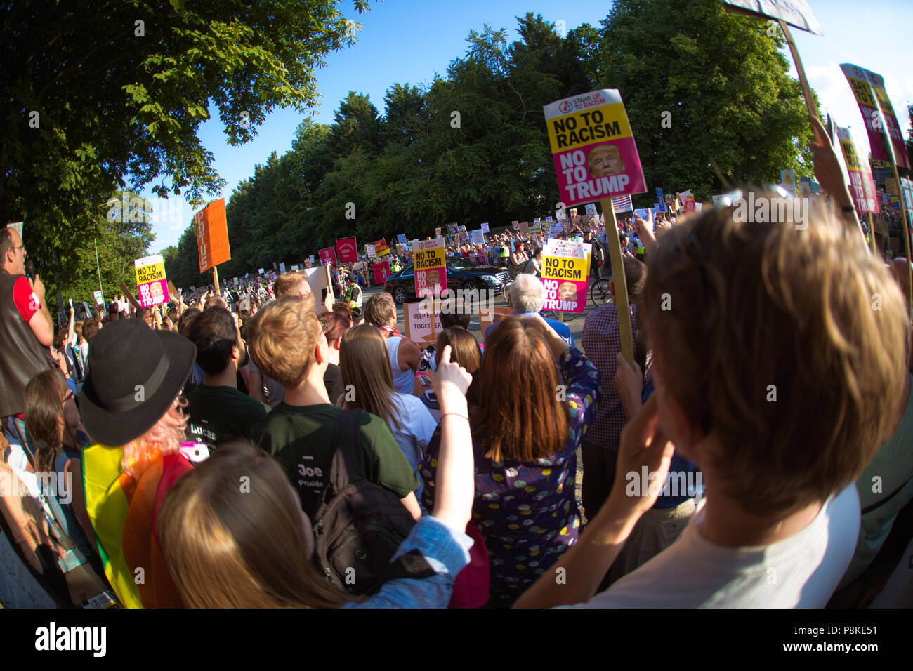 Angry crowds outside Blenheim palace protest against president Donald ...