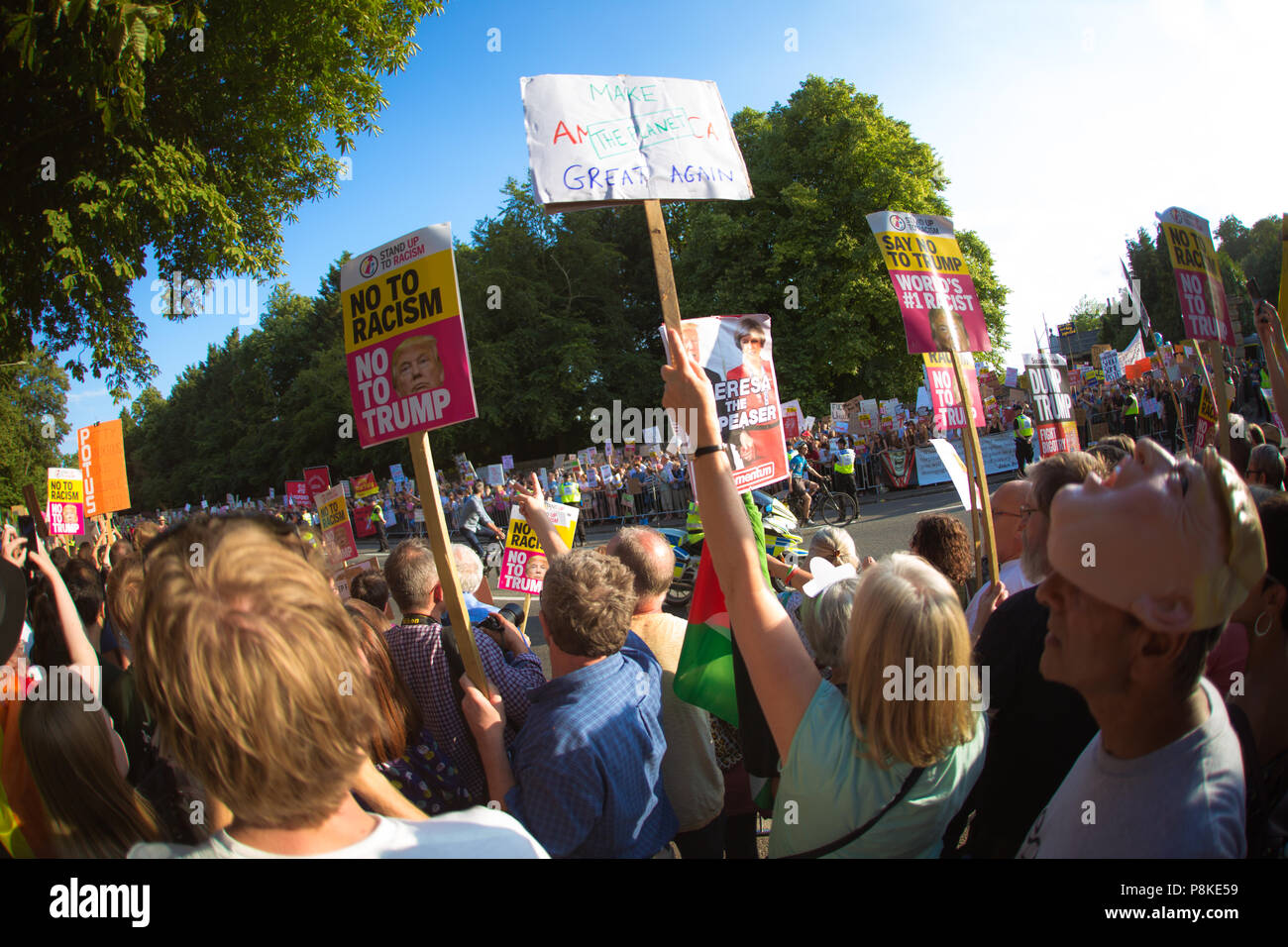 Angry crowds outside Blenheim palace protest against president Donald ...