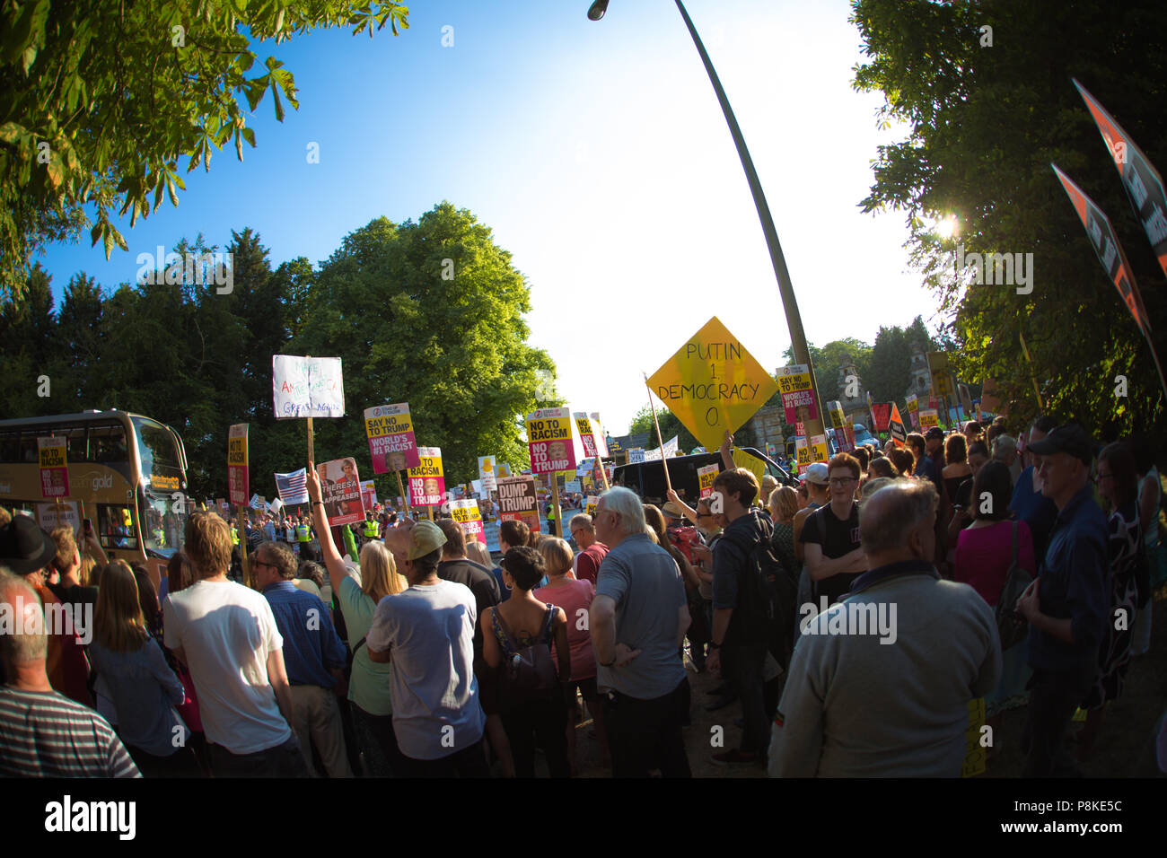 Angry crowds outside Blenheim palace protest against president Donald ...