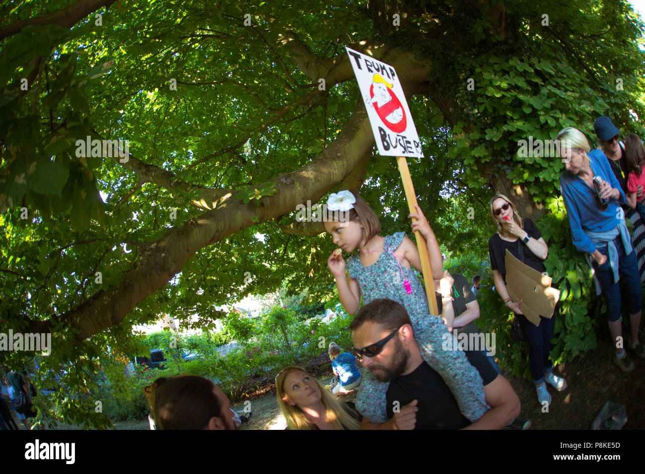 Angry crowds outside Blenheim palace protest against president Donald ...