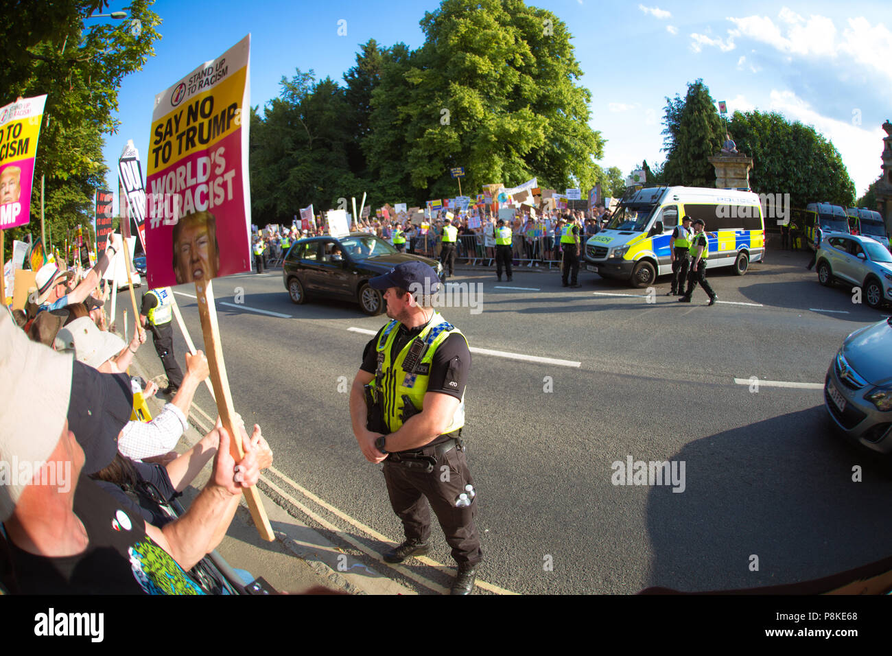 Angry crowds outside Blenheim palace protest against president Donald ...