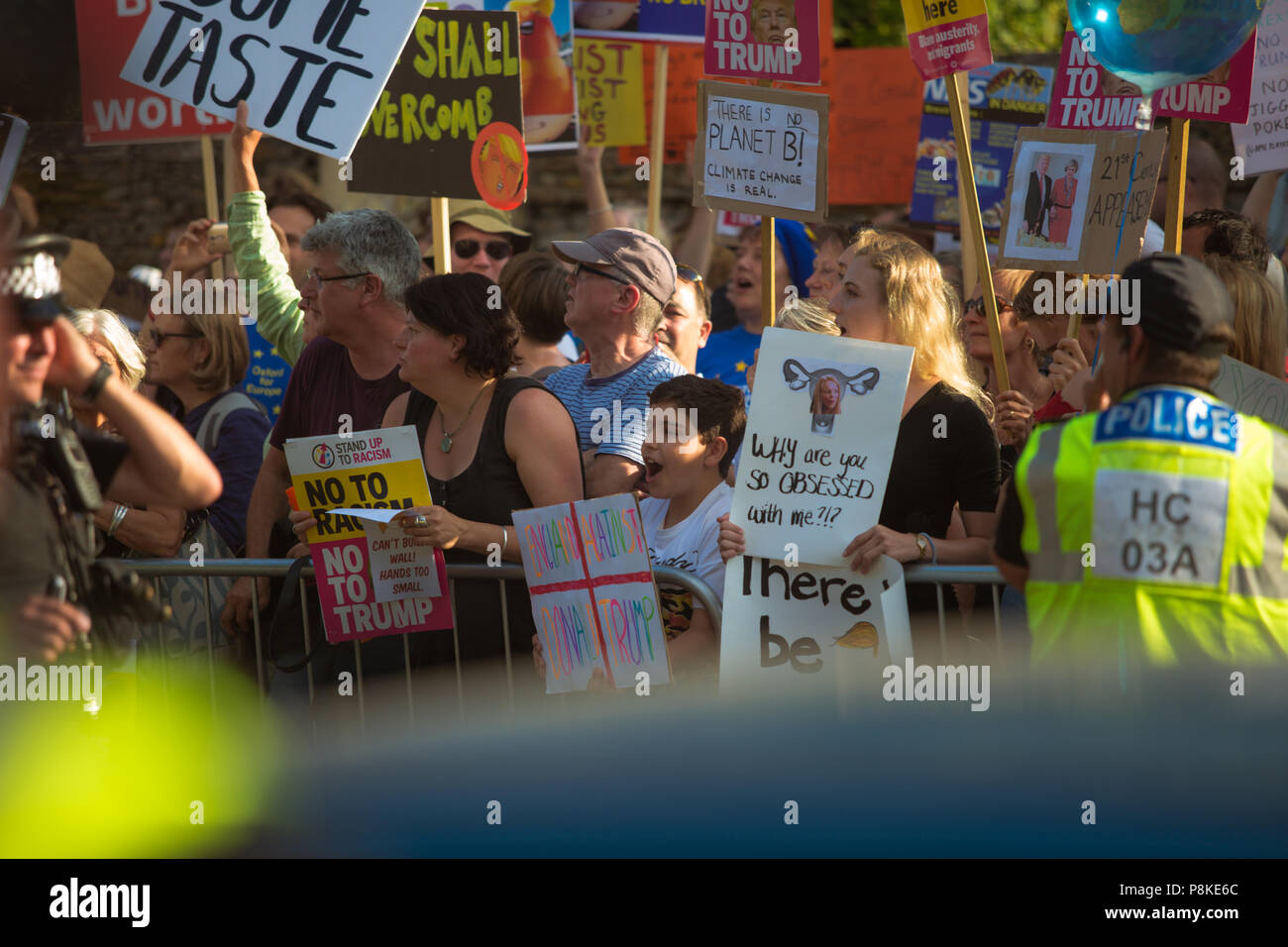 Angry crowds outside Blenheim palace protest against president Donald ...